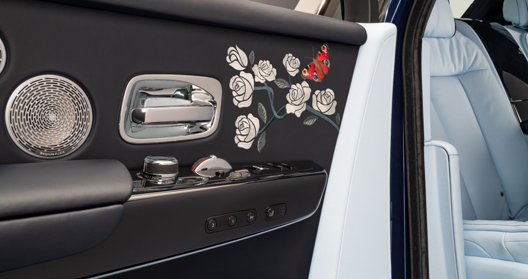 This Bespoke Rolls-Royce Phantom Interior Features An Astonishing ...