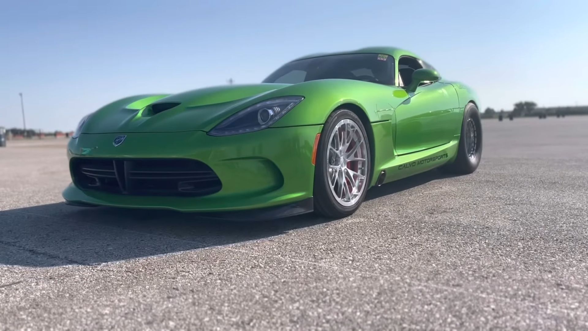 Watch This Over-Powered Dodge Viper Almost Pull A Wheelie On The Dyno