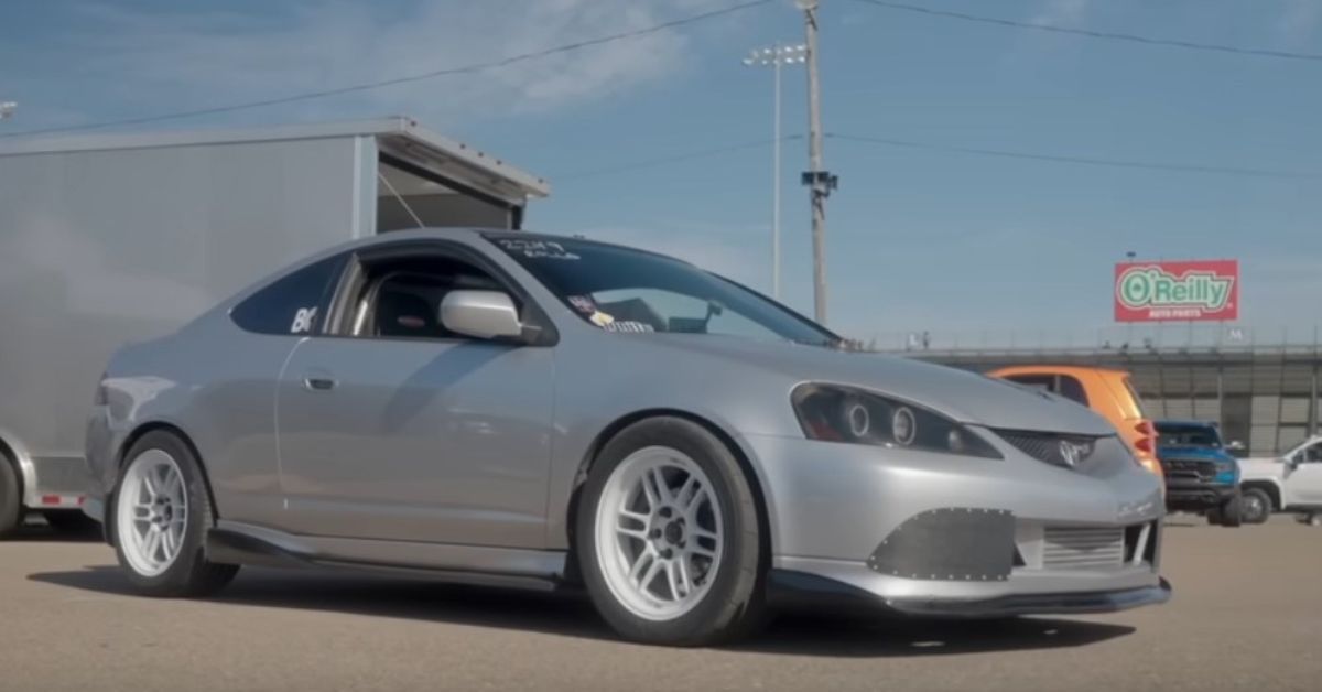 Watch These Insane Honda Drag Racers Destroy Their Opposition On The Track
