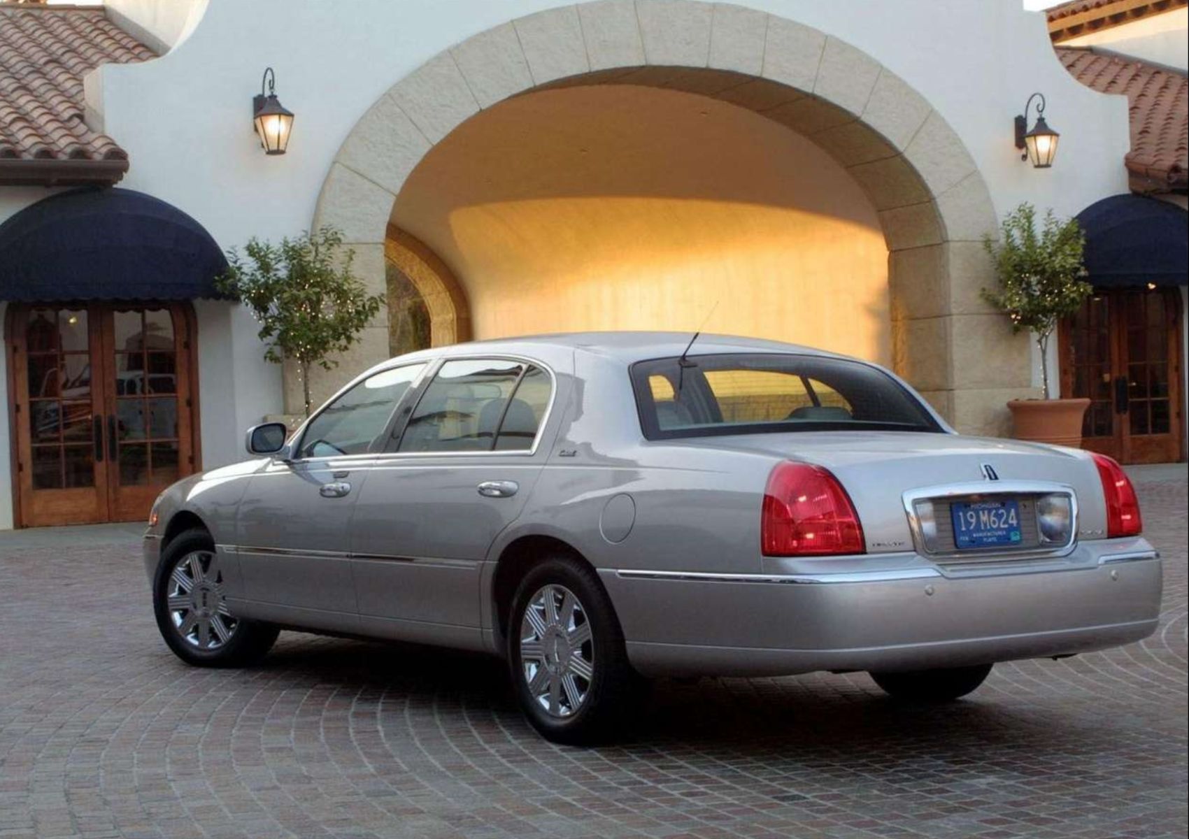 Why The Lincoln Town Car Is A Cool And Affordable Luxurious Underdog