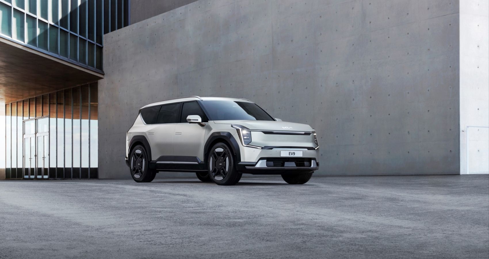 How The Kia EV9 Just Put The Rivian R1S On Notice