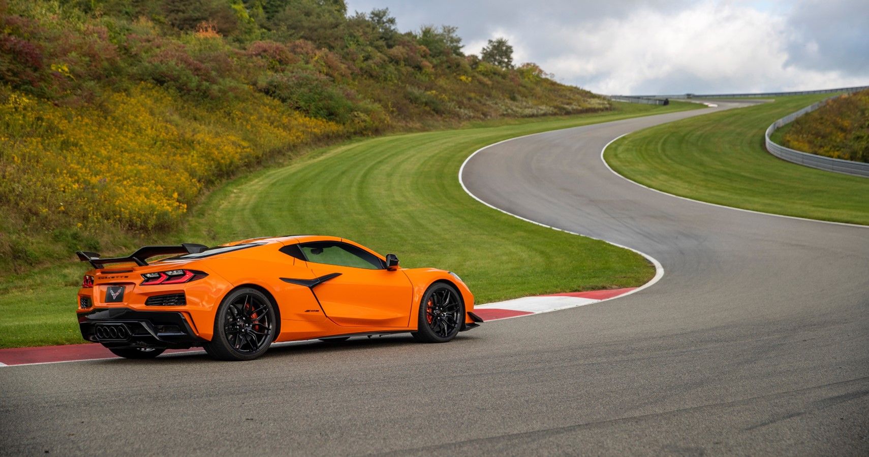 This Chevrolet Corvette Z06 Vs Porsche 911 GT3 Track Battle Is ...