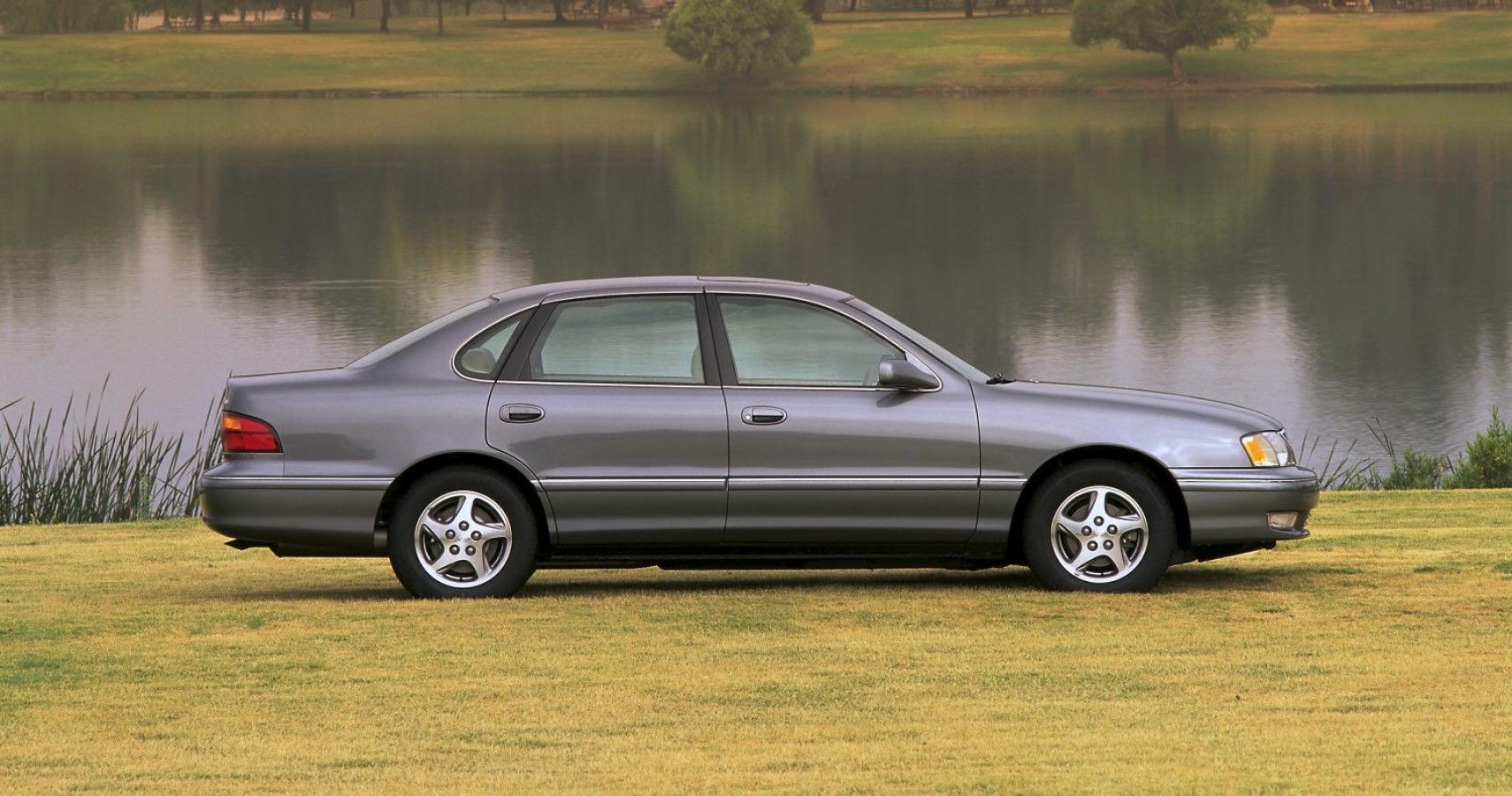 Why The First-Gen Toyota Avalon Was A Lexus In Disguise