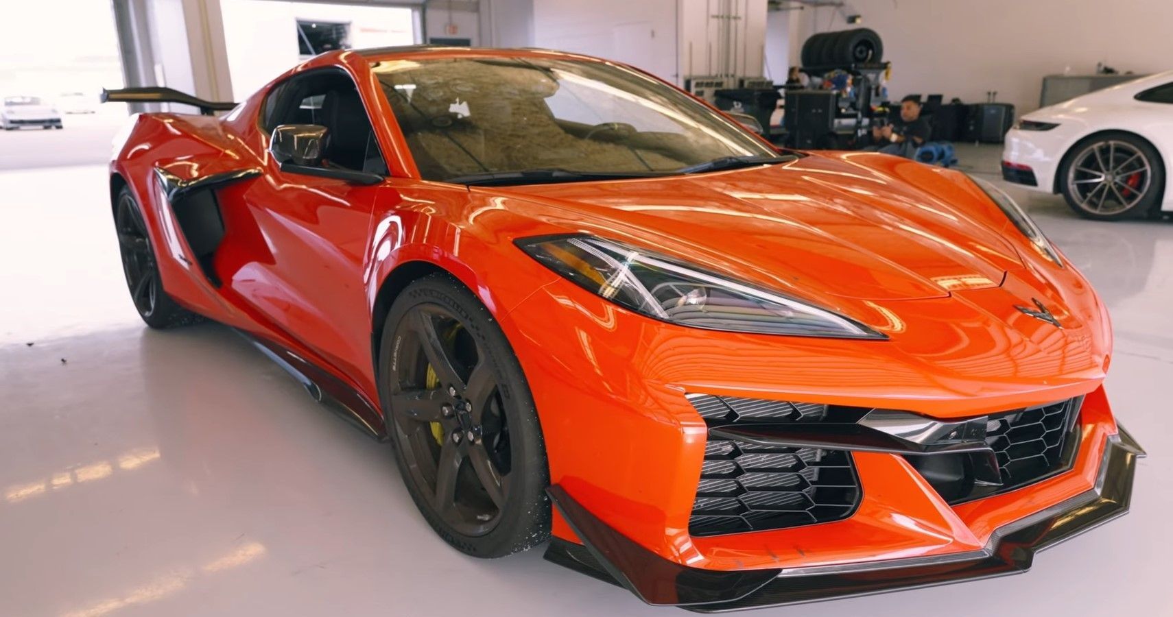 Chevrolet Embarrassingly Can’t Change Tires On The C8 Corvette Z06 ...