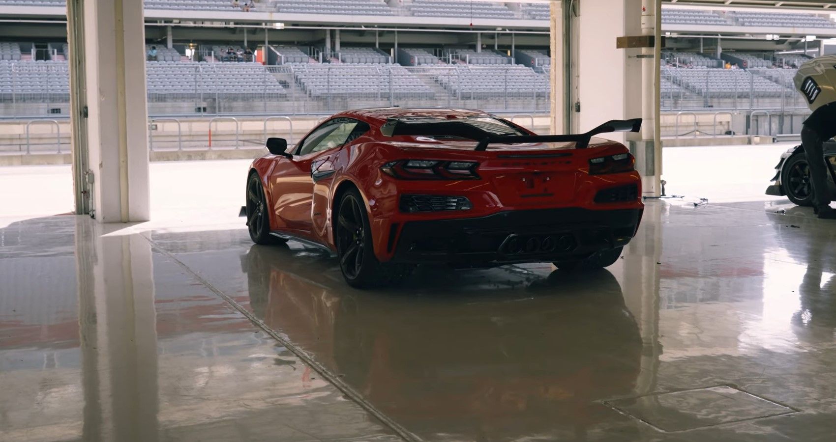 Chevrolet Embarrassingly Can’t Change Tires On The C8 Corvette Z06