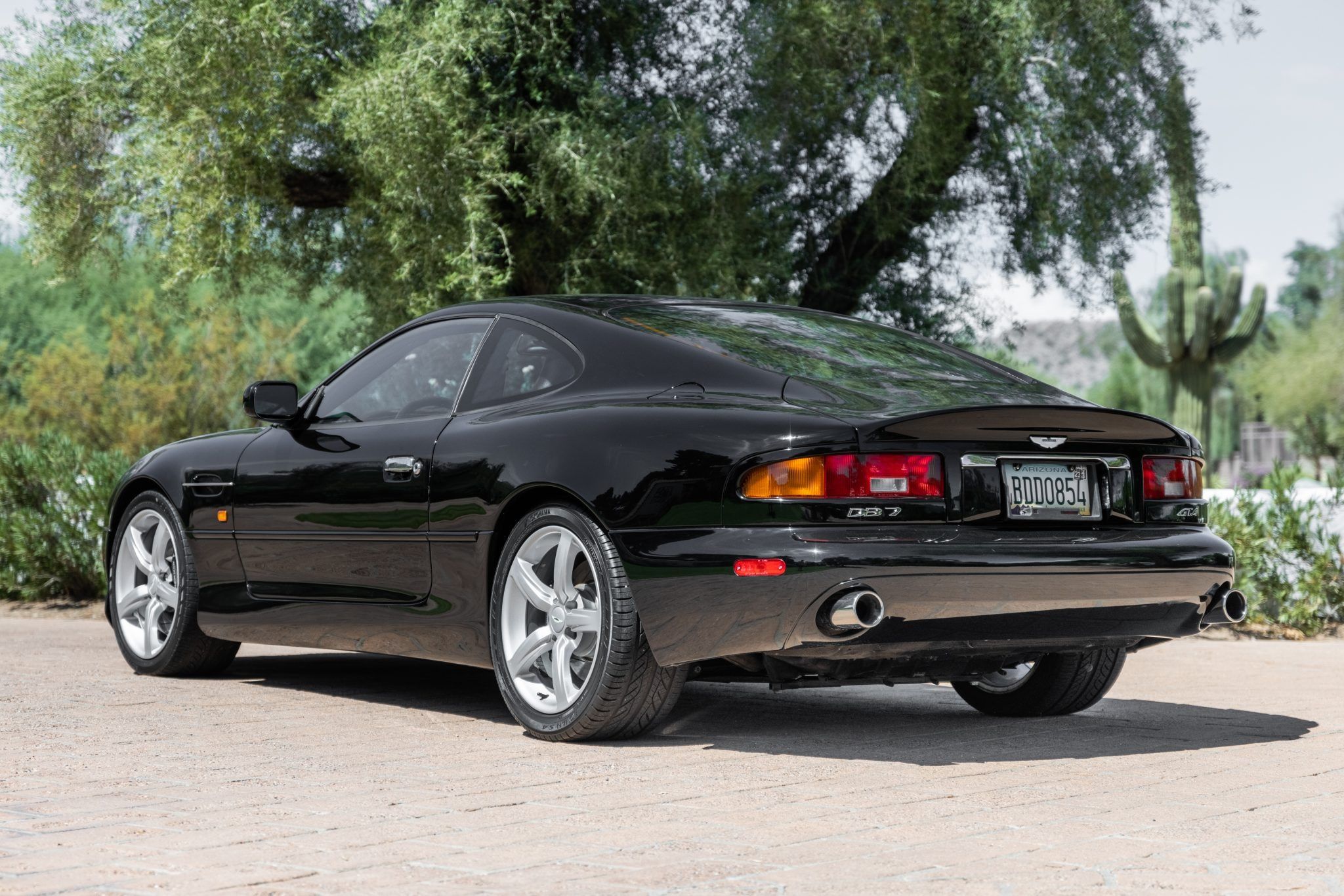 Aston Martin DB7: 10 Features That Made It A '90s Superstar