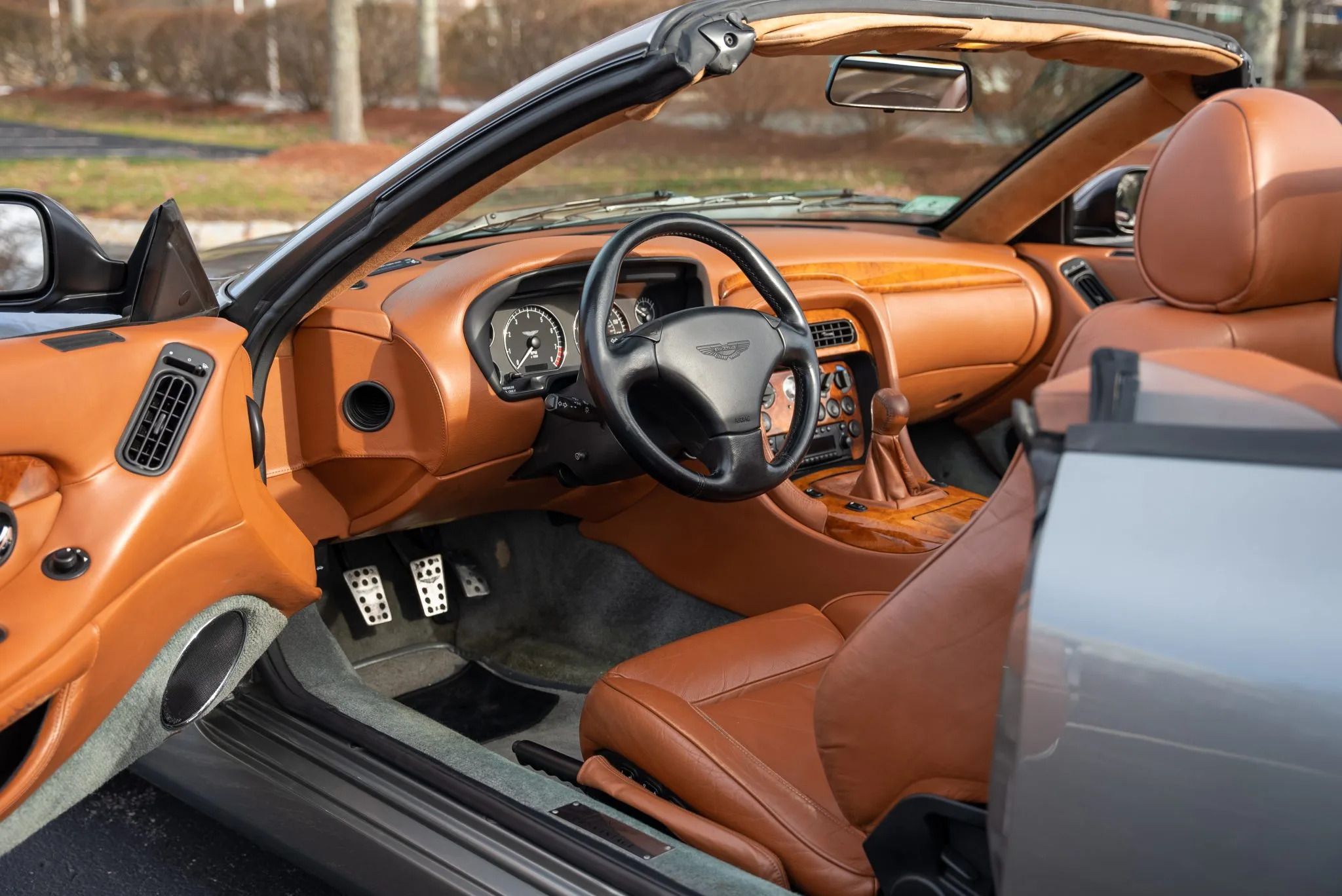 Aston Martin DB7: 10 Features That Made It A '90s Superstar