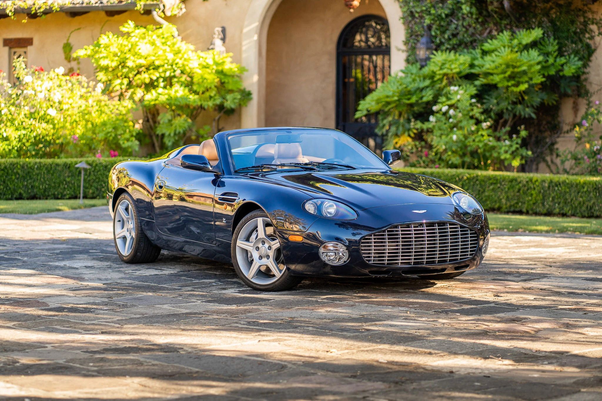 Aston Martin DB7: 10 Features That Made It A '90s Superstar