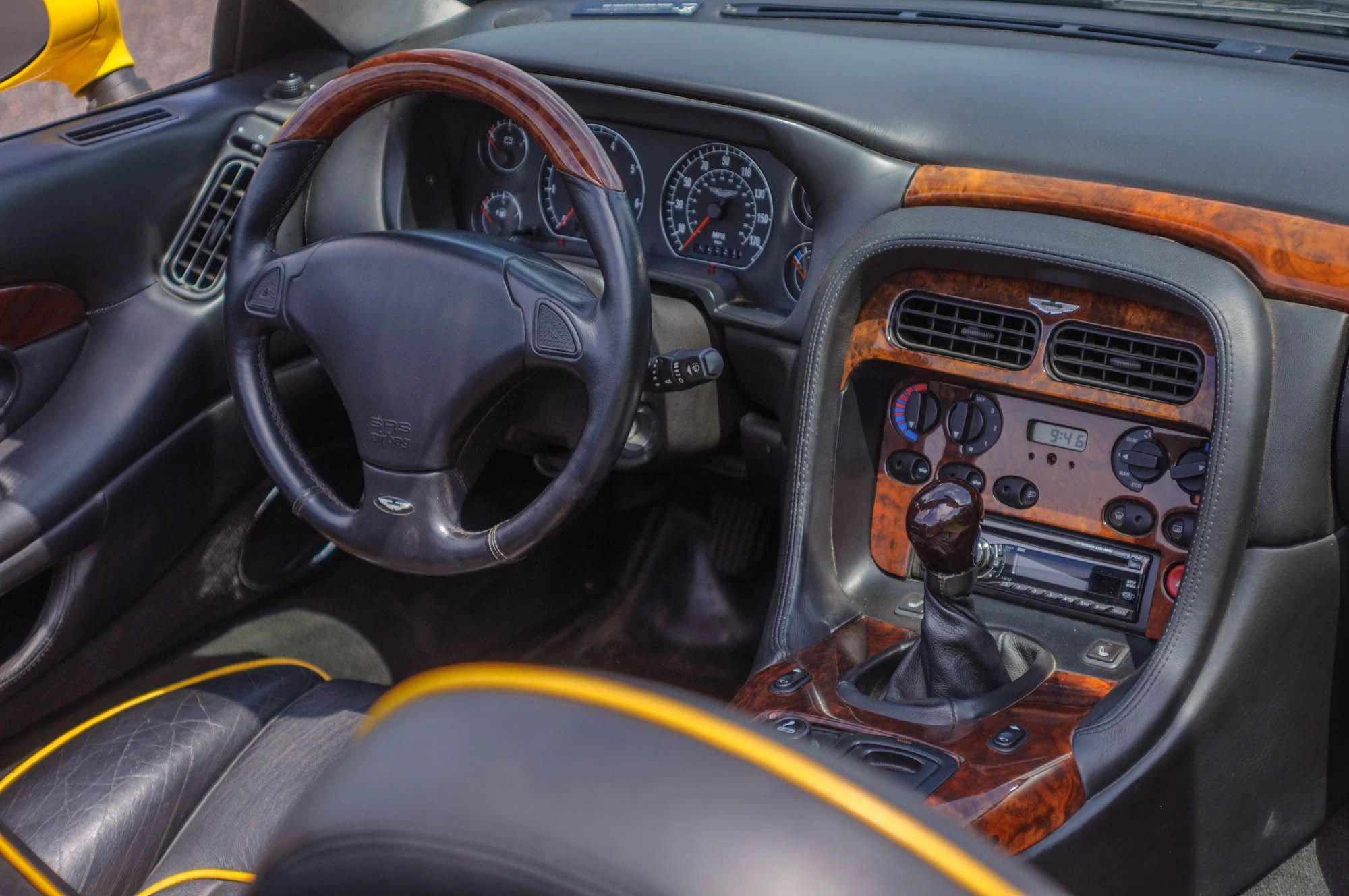 Aston Martin DB7: 10 Features That Made It A '90s Superstar