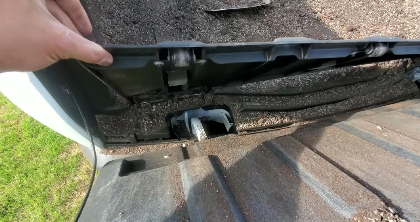 Rivian R1T Owner Hates These Major Design Flaws Of His Electric Pickup ...