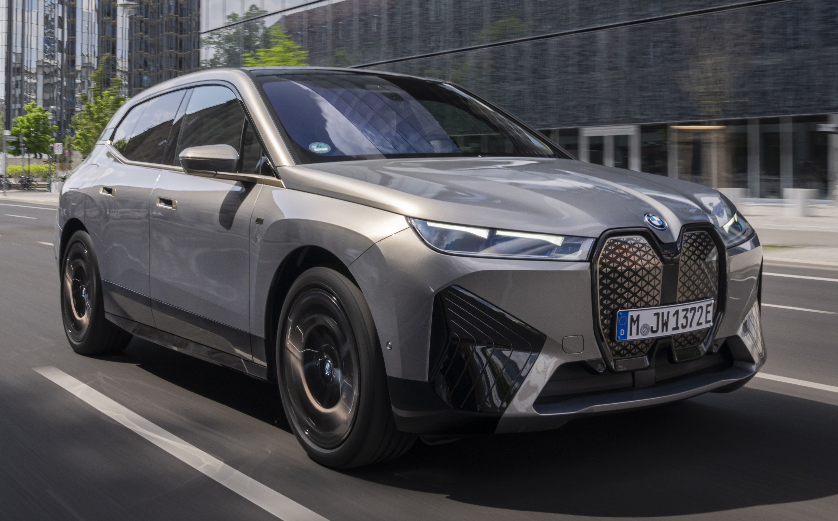 10 High-Performance SUVs Worth Considering Over the 2024 Range Rover Sport SV