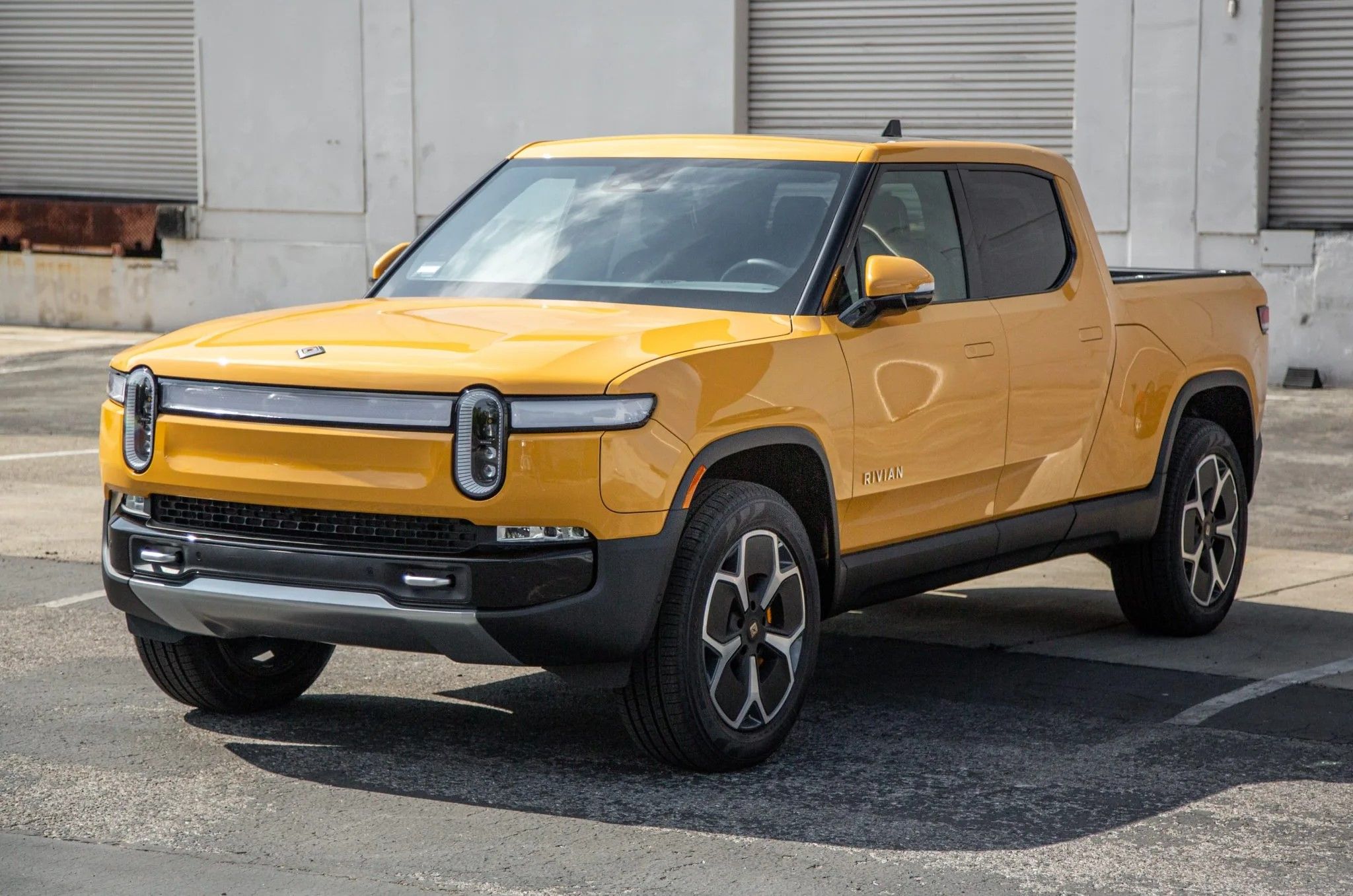 10 Reasons To Choose A Rivian R1T Over A Ford F-150 Lightning