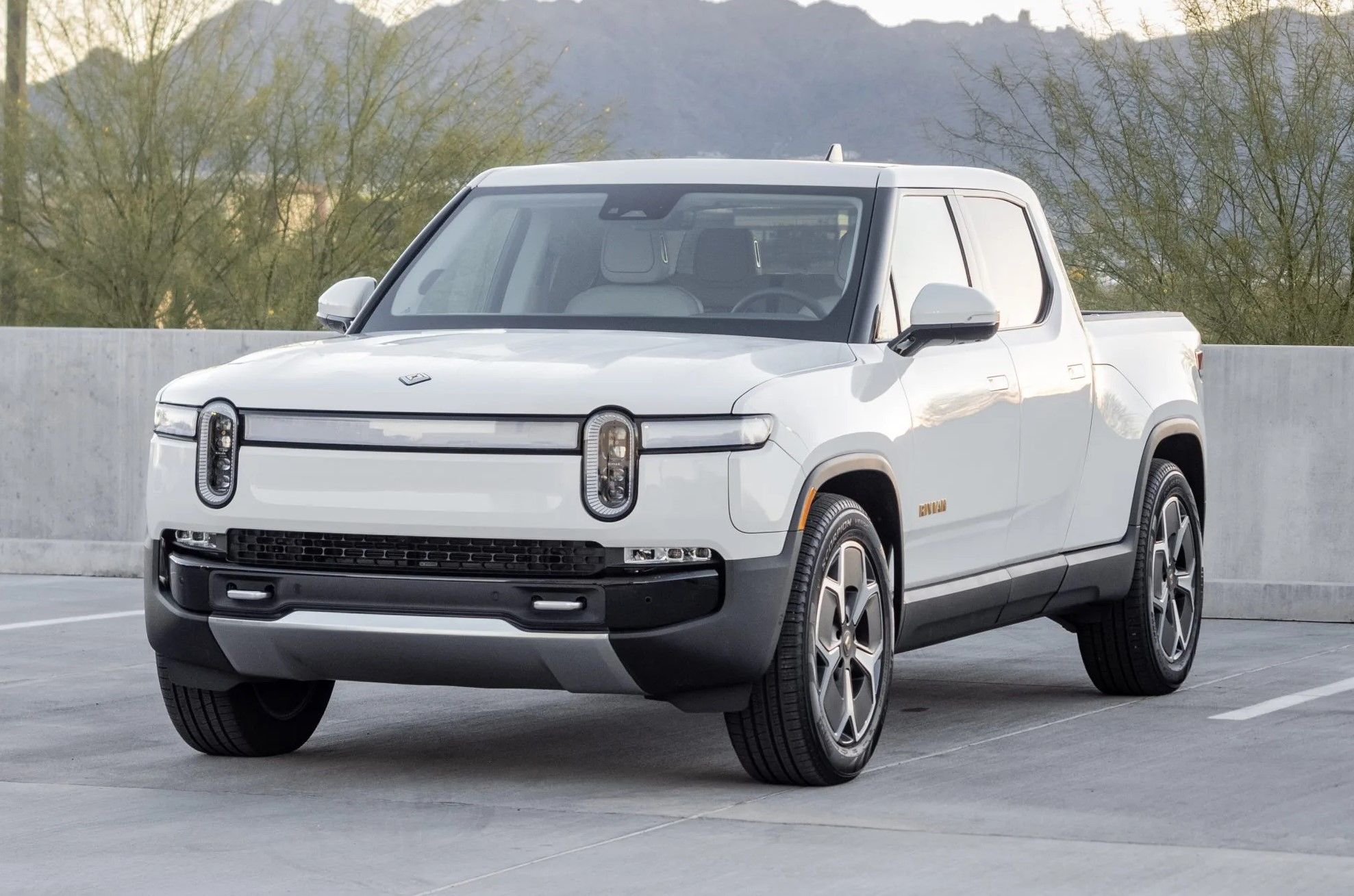 10 Reasons To Choose A Rivian R1T Over A Ford F-150 Lightning
