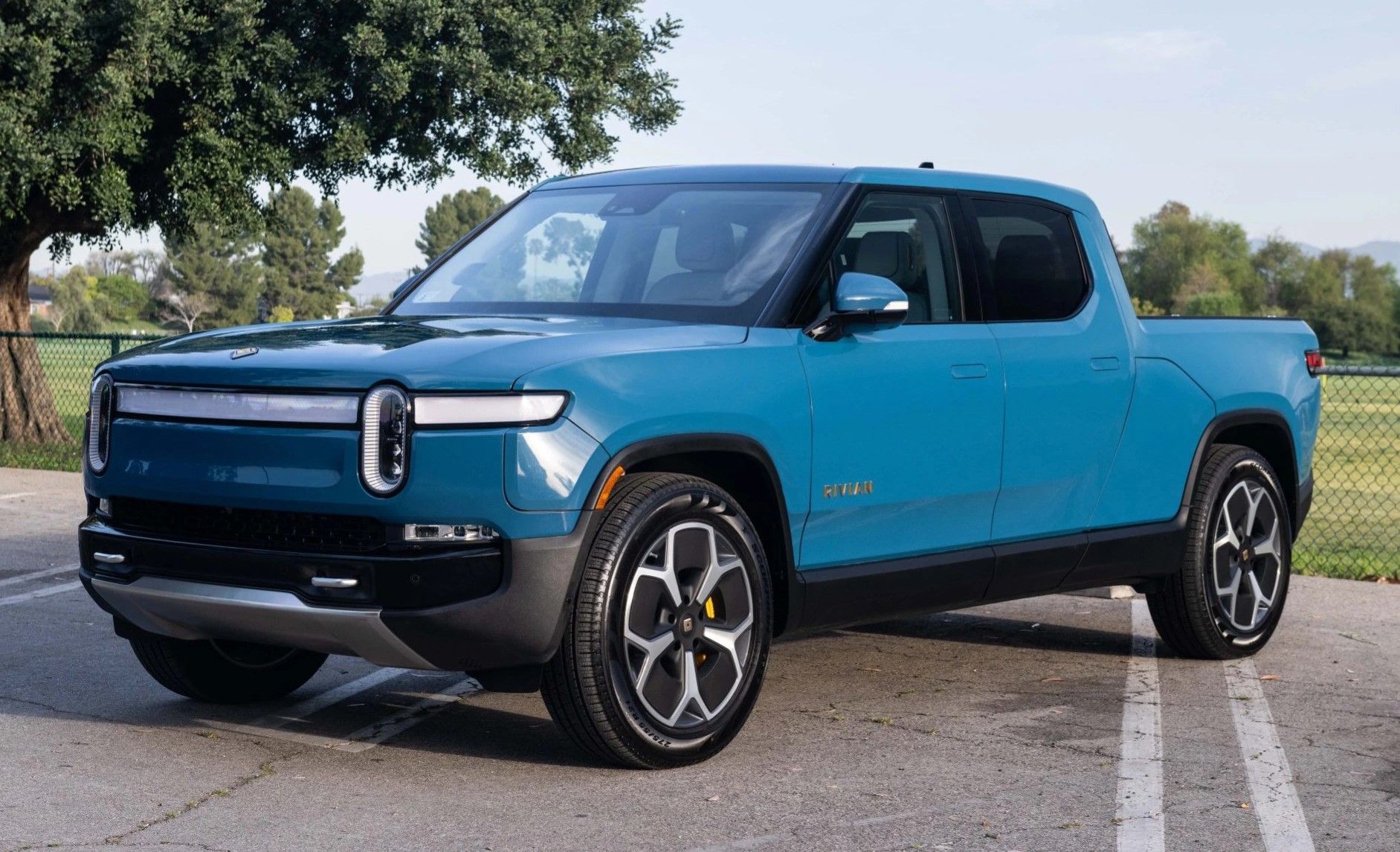 10 Reasons To Choose A Rivian R1T Over A Ford F-150 Lightning
