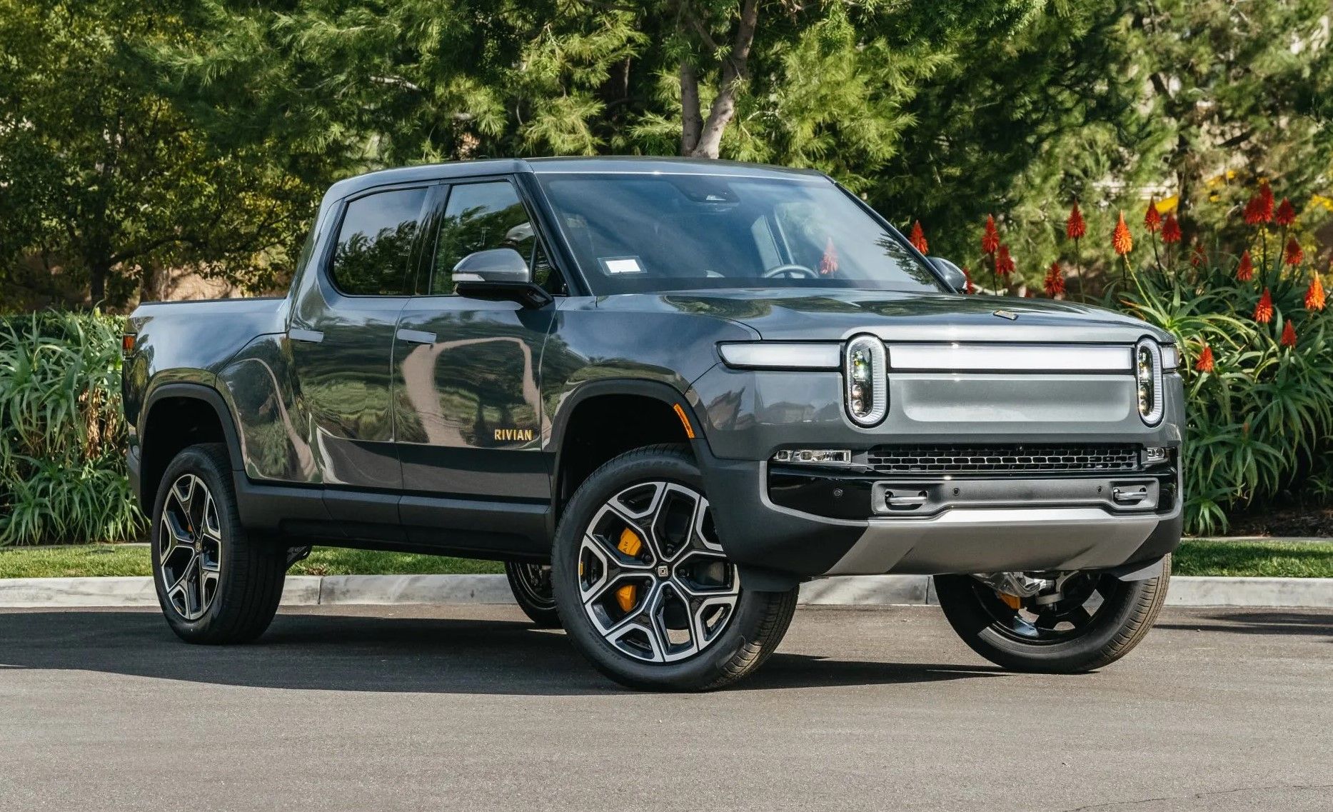 10 Reasons To Choose A Rivian R1T Over A Ford F-150 Lightning