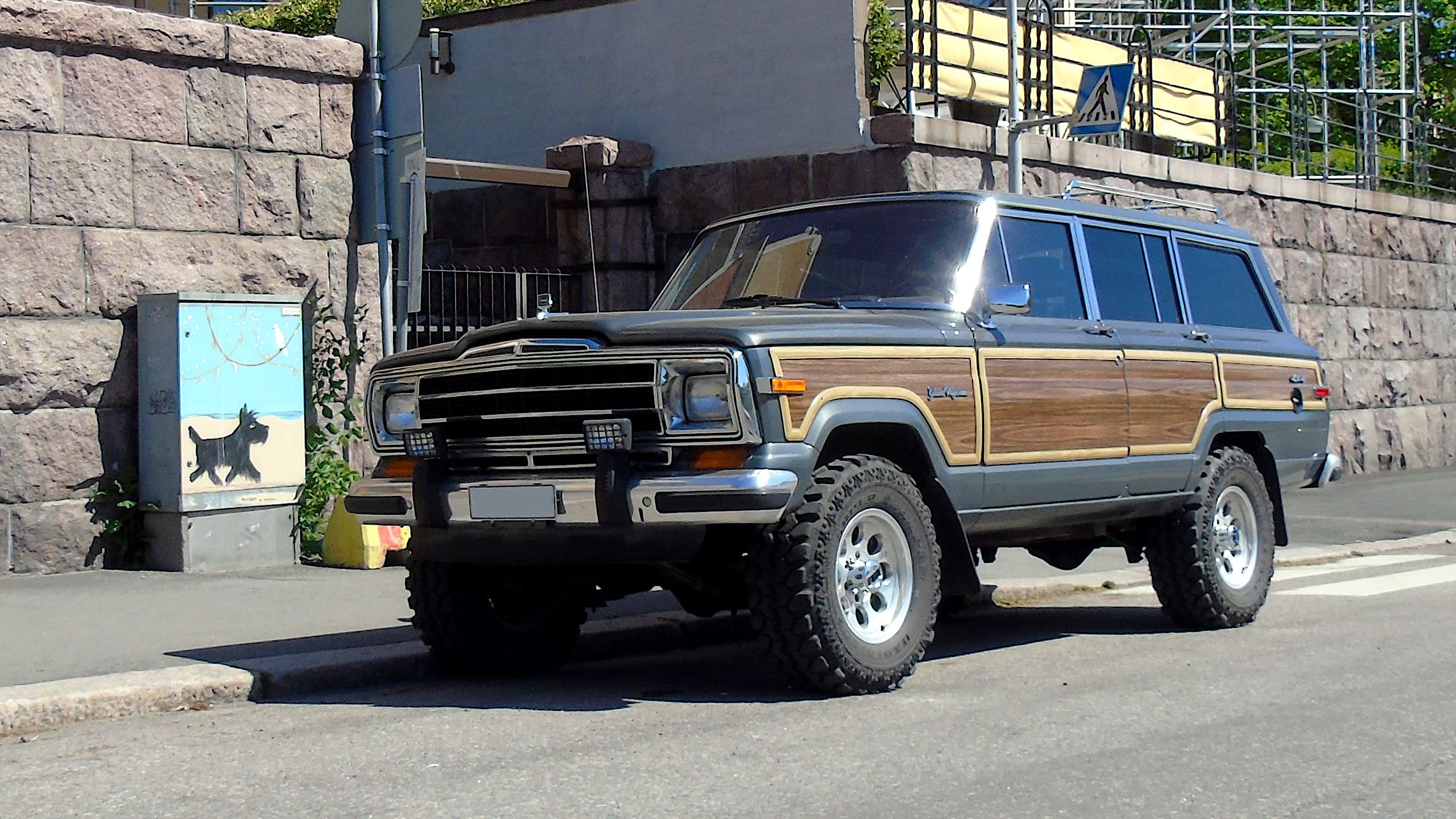 The compact SUV is usually a crossover SUV, but what is the meanng of SUV