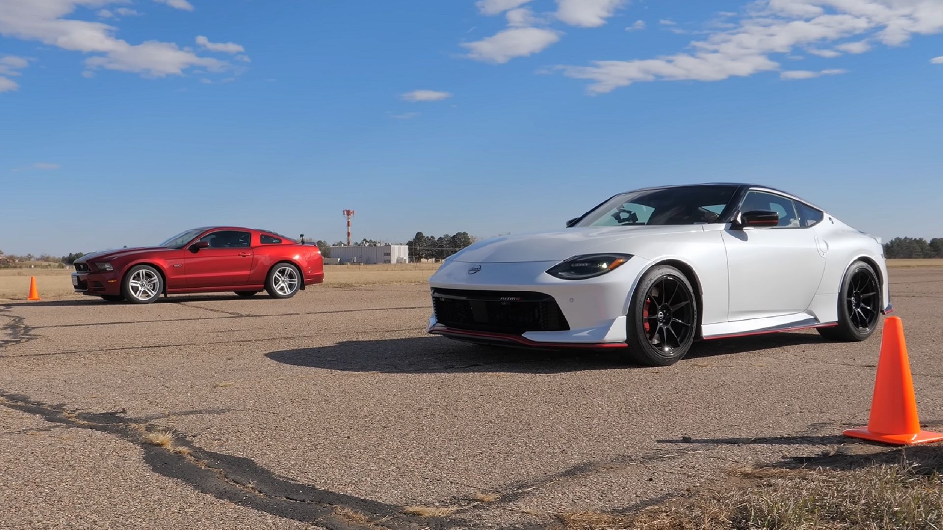 2014 Ford Mustang Holds Its Own In A Drag Race Against New Nissan Z