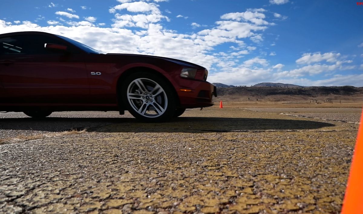 2014 Ford Mustang Holds Its Own In A Drag Race Against New Nissan Z