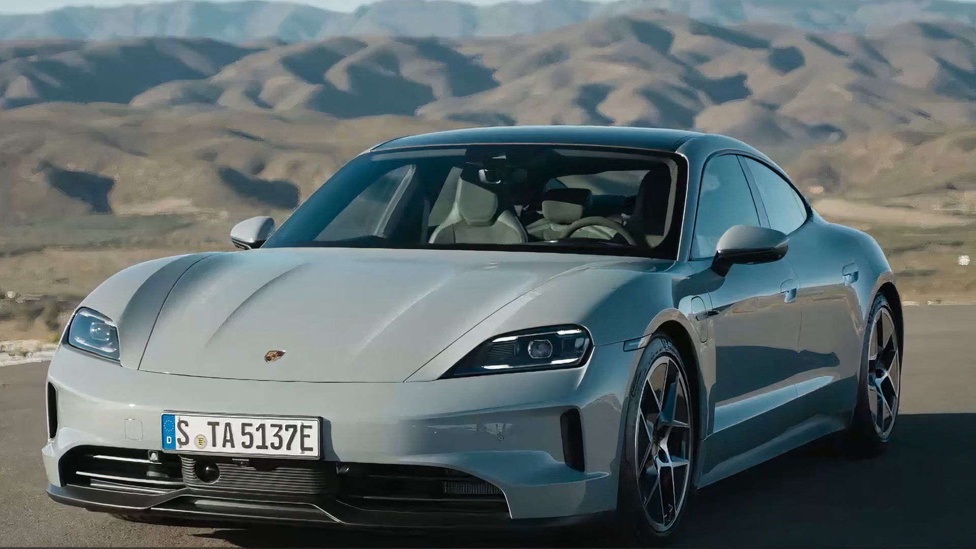 A Detailed Tour Through the Porsche Macan Electric Configurator's Features