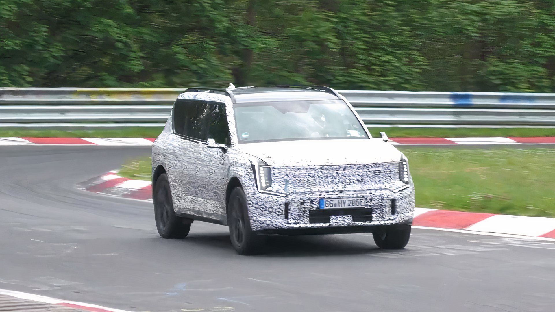 2025 Land Rover Defender OCTA Spotted In Action At Nürburgring