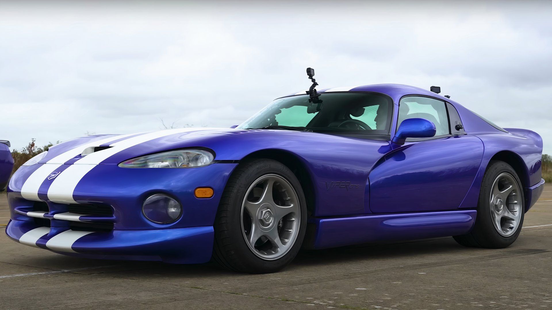 Watch An Old Viper GTS Wipe The Floor With A New Challenger R/T Scat Pack
